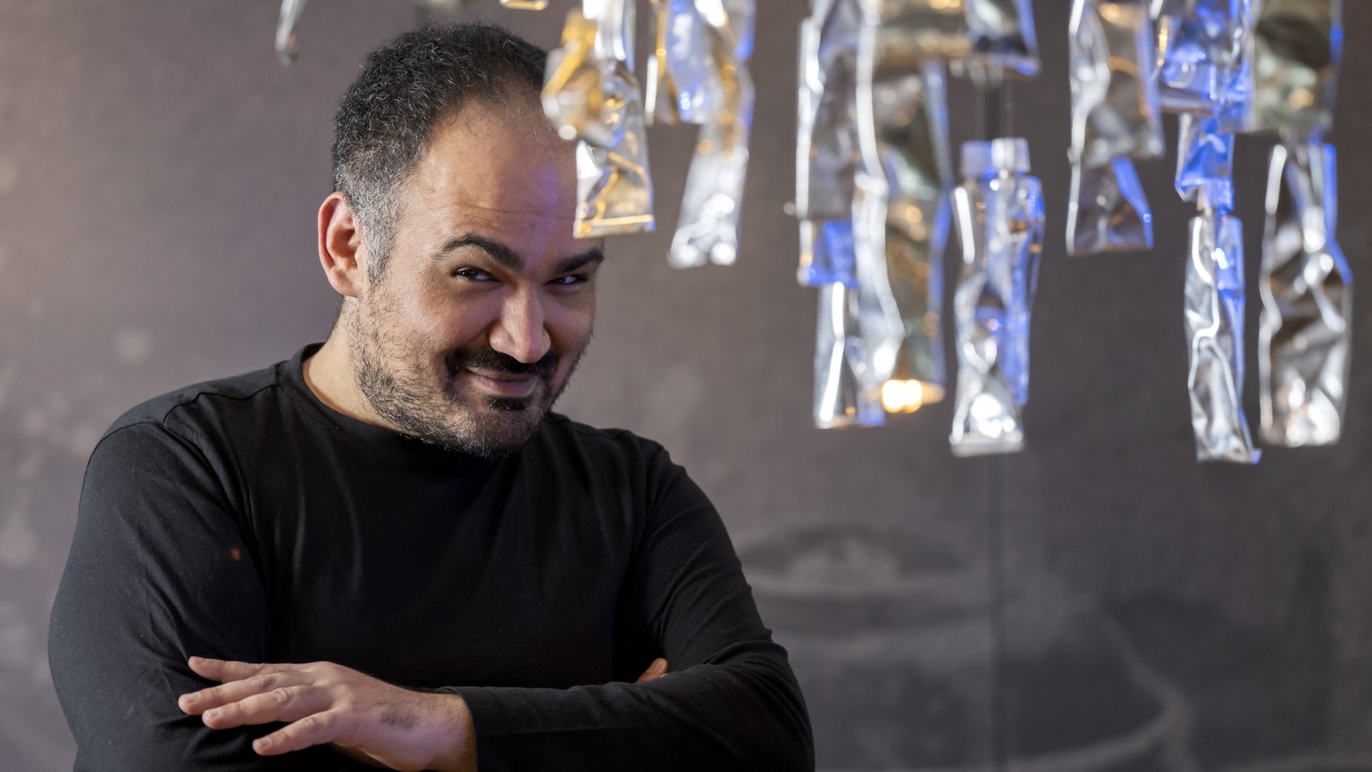 Poesie mit voller Wucht: Porträt des Lyrikers Dinçer Güçyeter | BR24