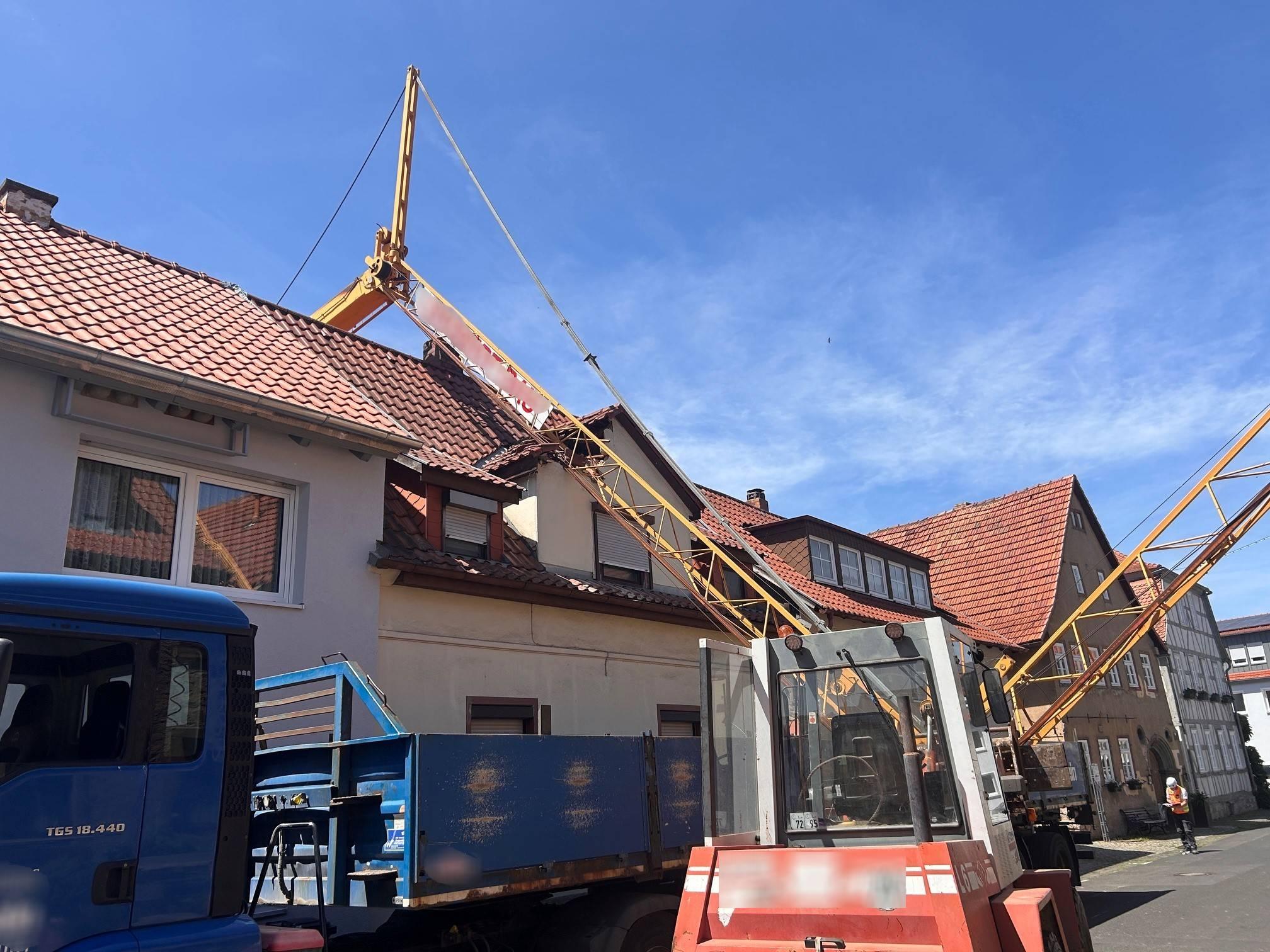 Hammelburg: Kran kippt um – drei Häuser und Lkw beschädigt | BR24