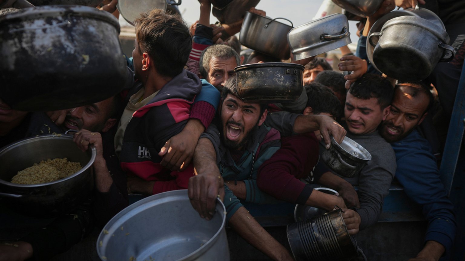 Oxfam prangert an: Immer mehr Hungernde, immer mehr Milliardäre | BR24