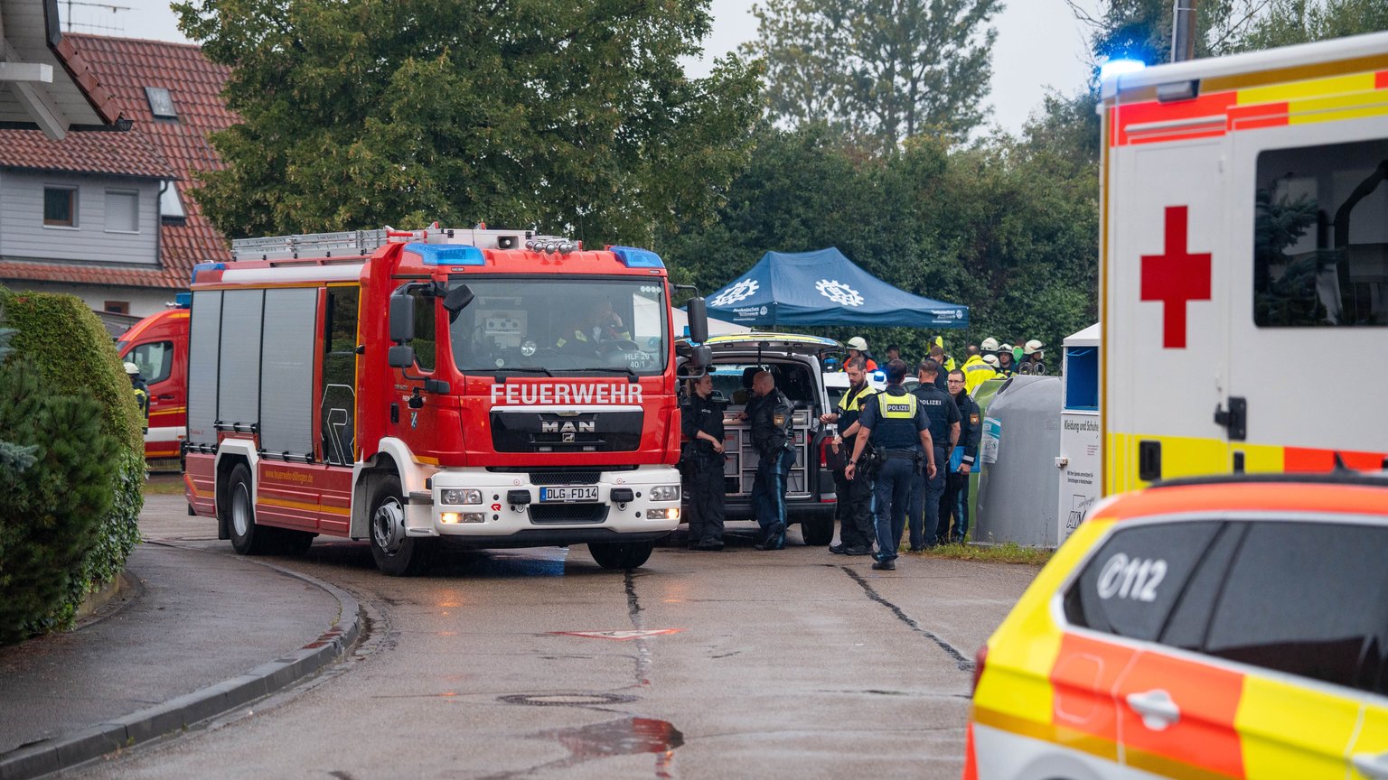 Dillingen: Zug kollidiert mit Lkw und entgleist teilweise | BR24