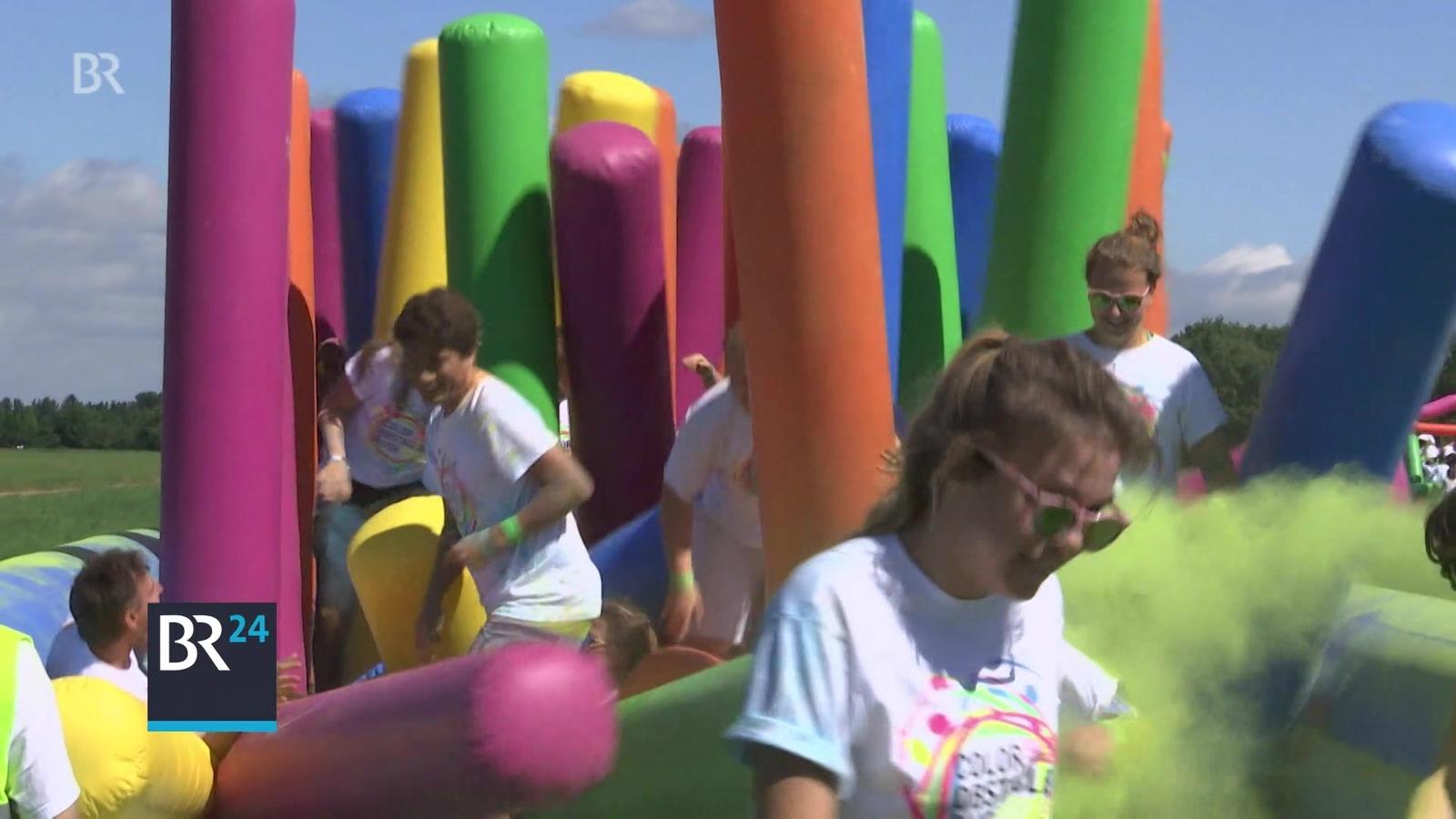 Colour Obstacle Rush: Hindernislauf auf Galopp-Rennbahn | BR24