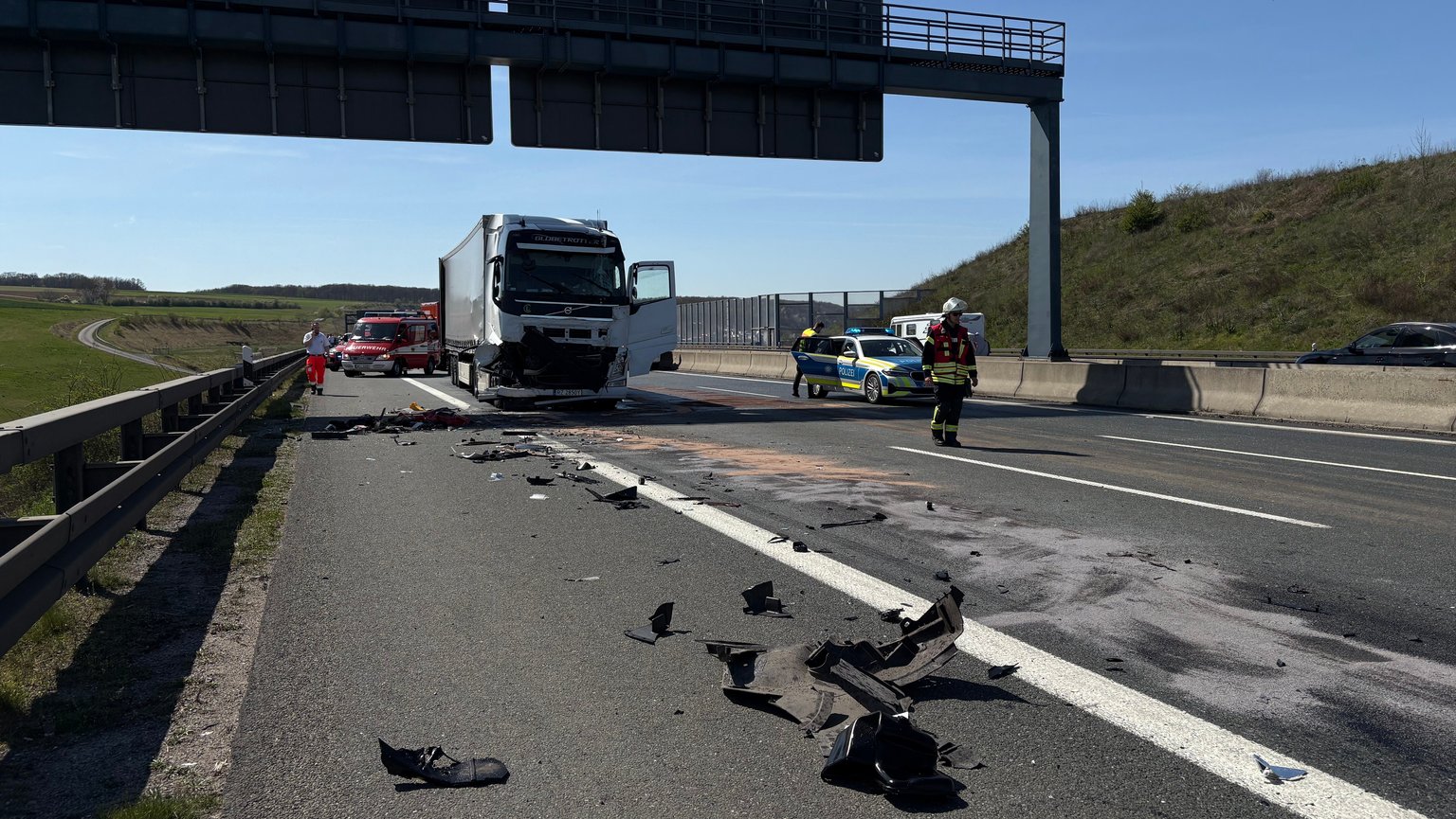 A3 nach Lkw-Unfall stundenlang gesperrt – Fahrer alkoholisiert | BR24