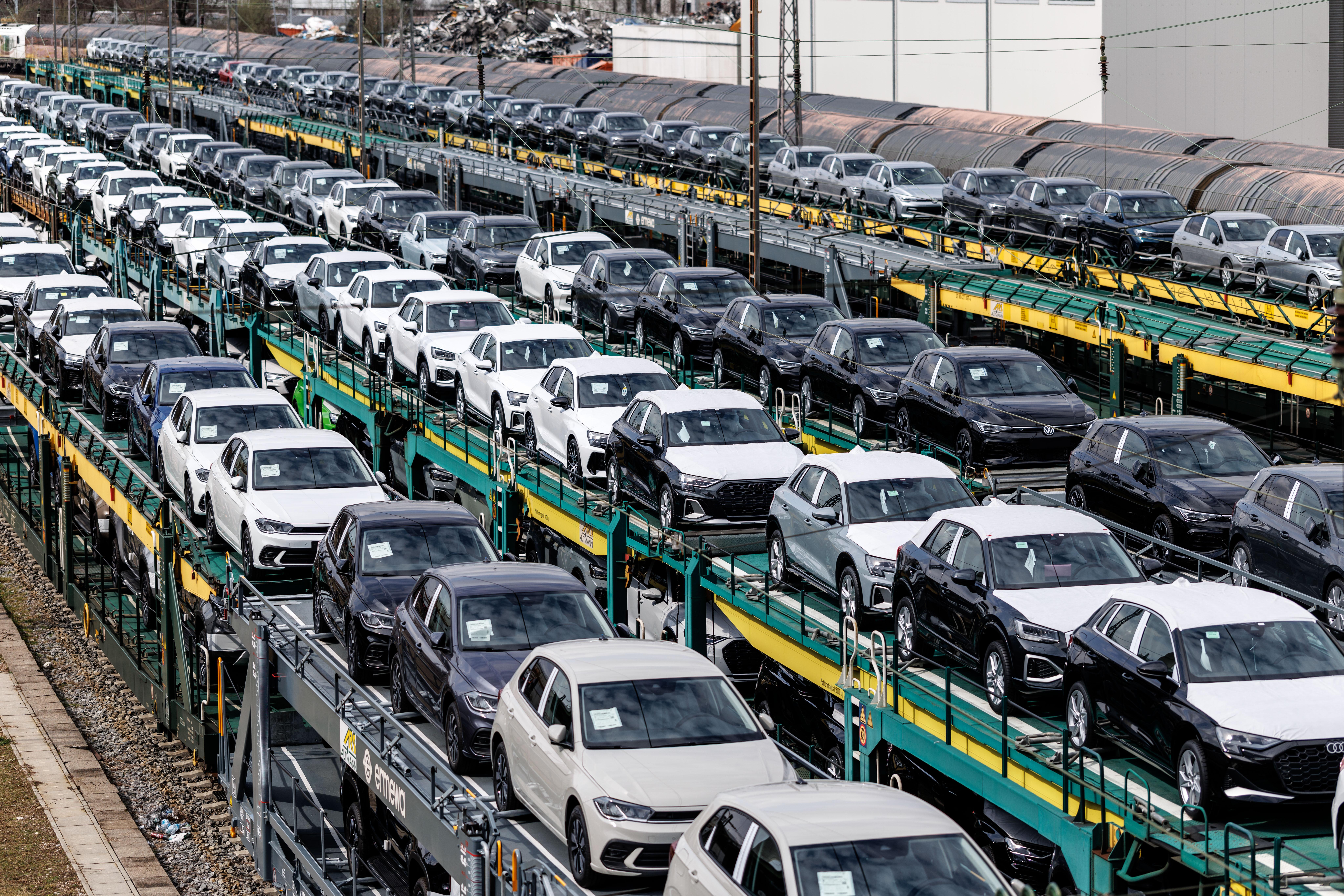 VW und Mercedes mit starken Gewinnrückgängen im ersten Quartal | BR24