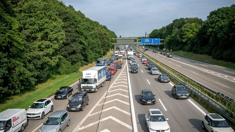 Autobahn A96 gesperrt wegen Brückenabbruchs in München | BR24