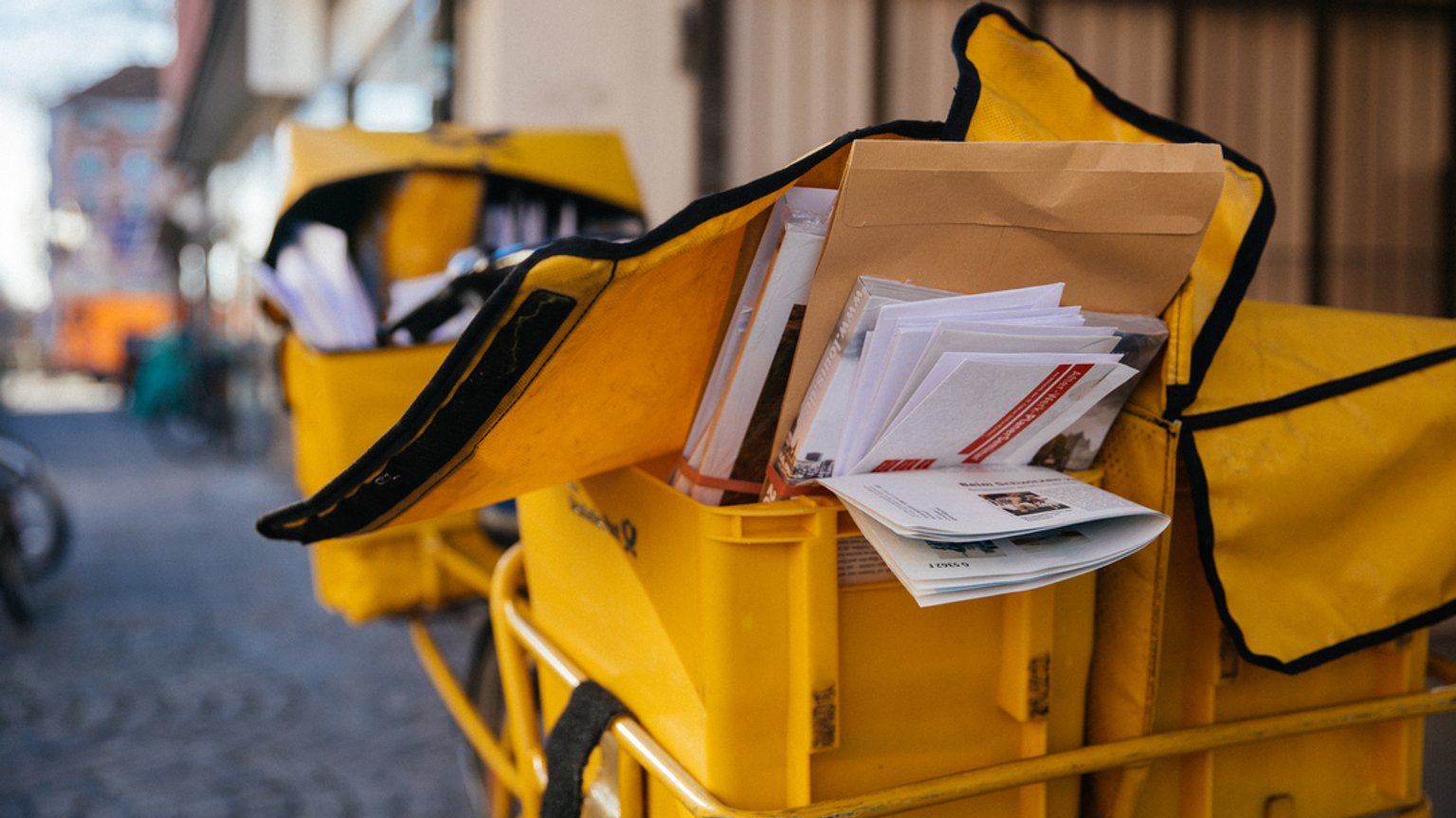 Ab 2025 höheres Porto für Briefe und Postkarten | BR24